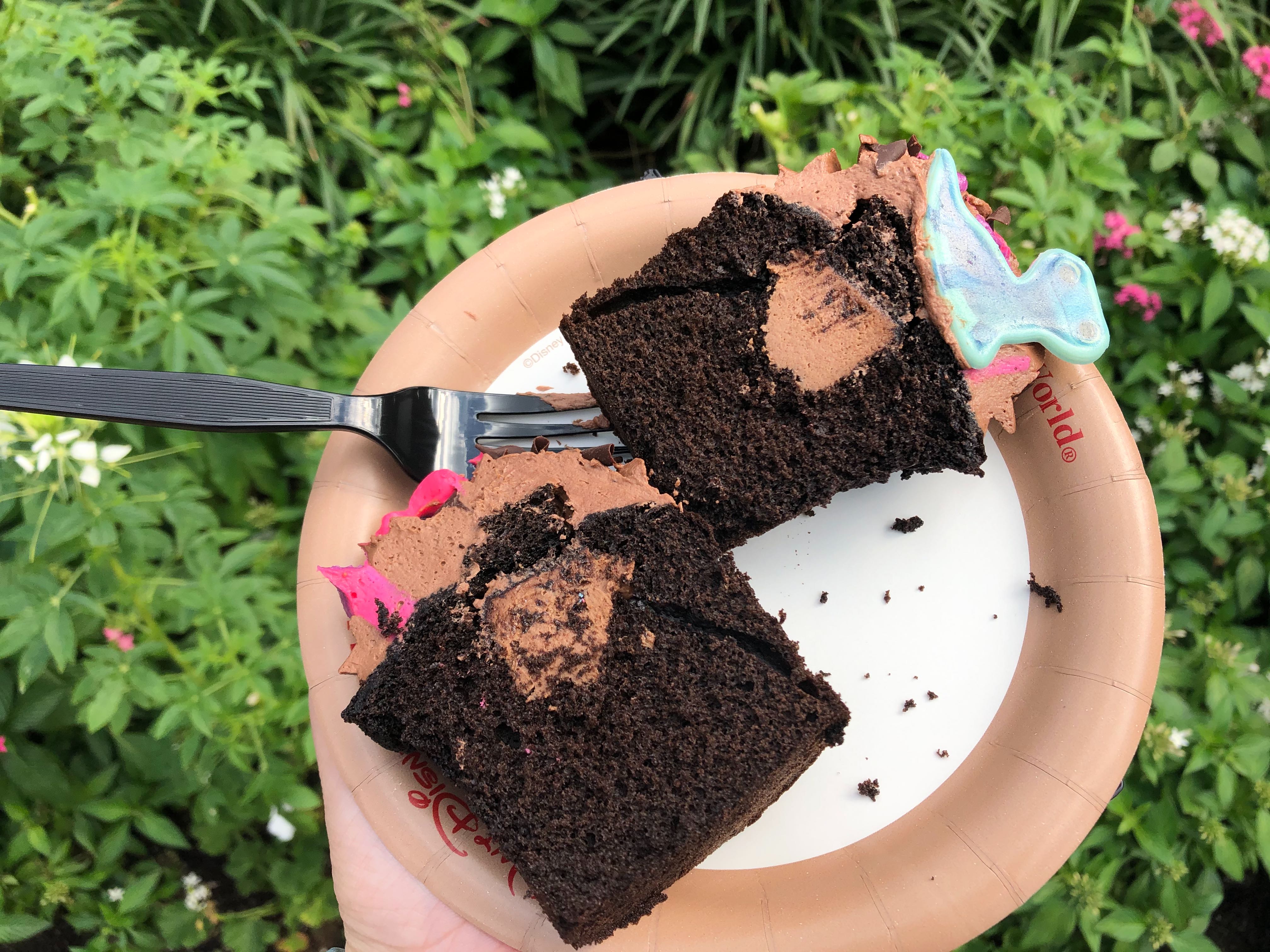 REVIEW: "Frozen 2" Bruni Chocolate Cupcake is the Cutest New Dessert at ...