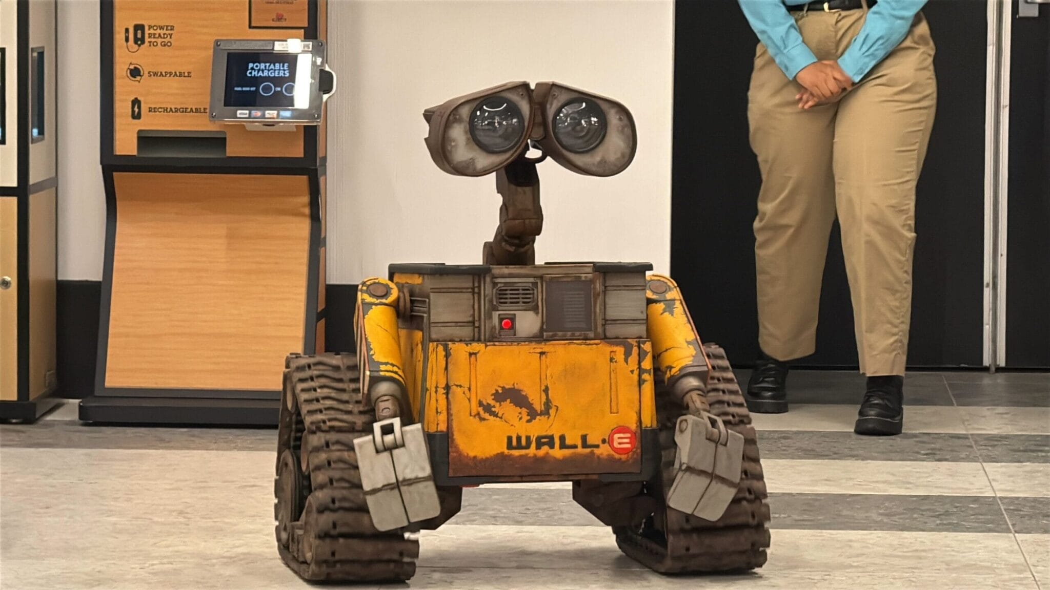 WALL-E Meet and Greet Character Makes Rare Disney World Appearance ...