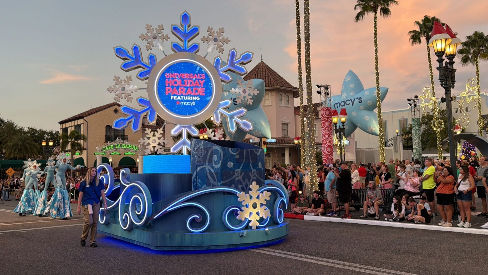 Universal Orlando Seeking Performers for Holiday Parade - Disney by Mark