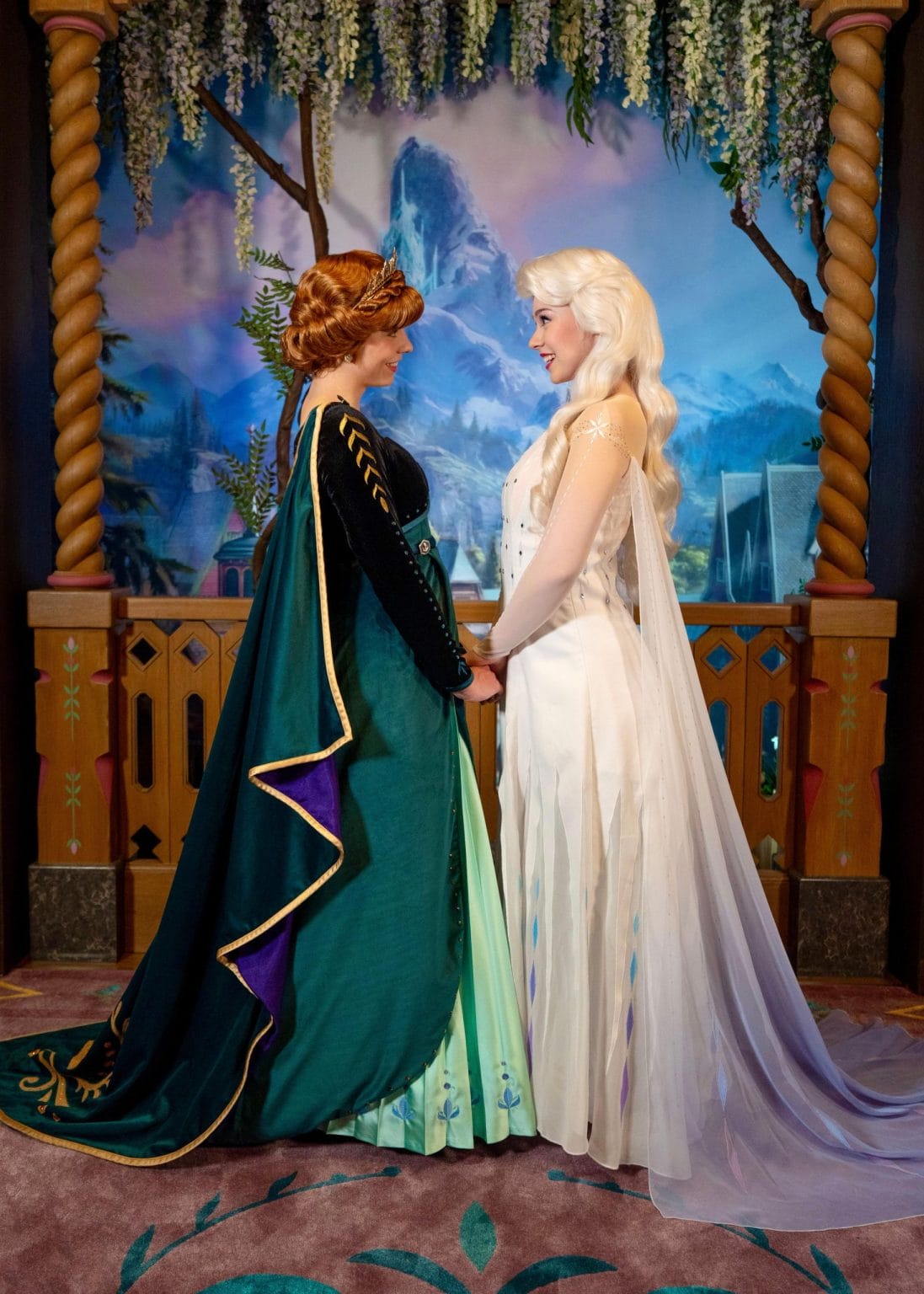 Look Inside Arendelle Castle & Anna & Elsa Meet and Greet in Disneyland ...