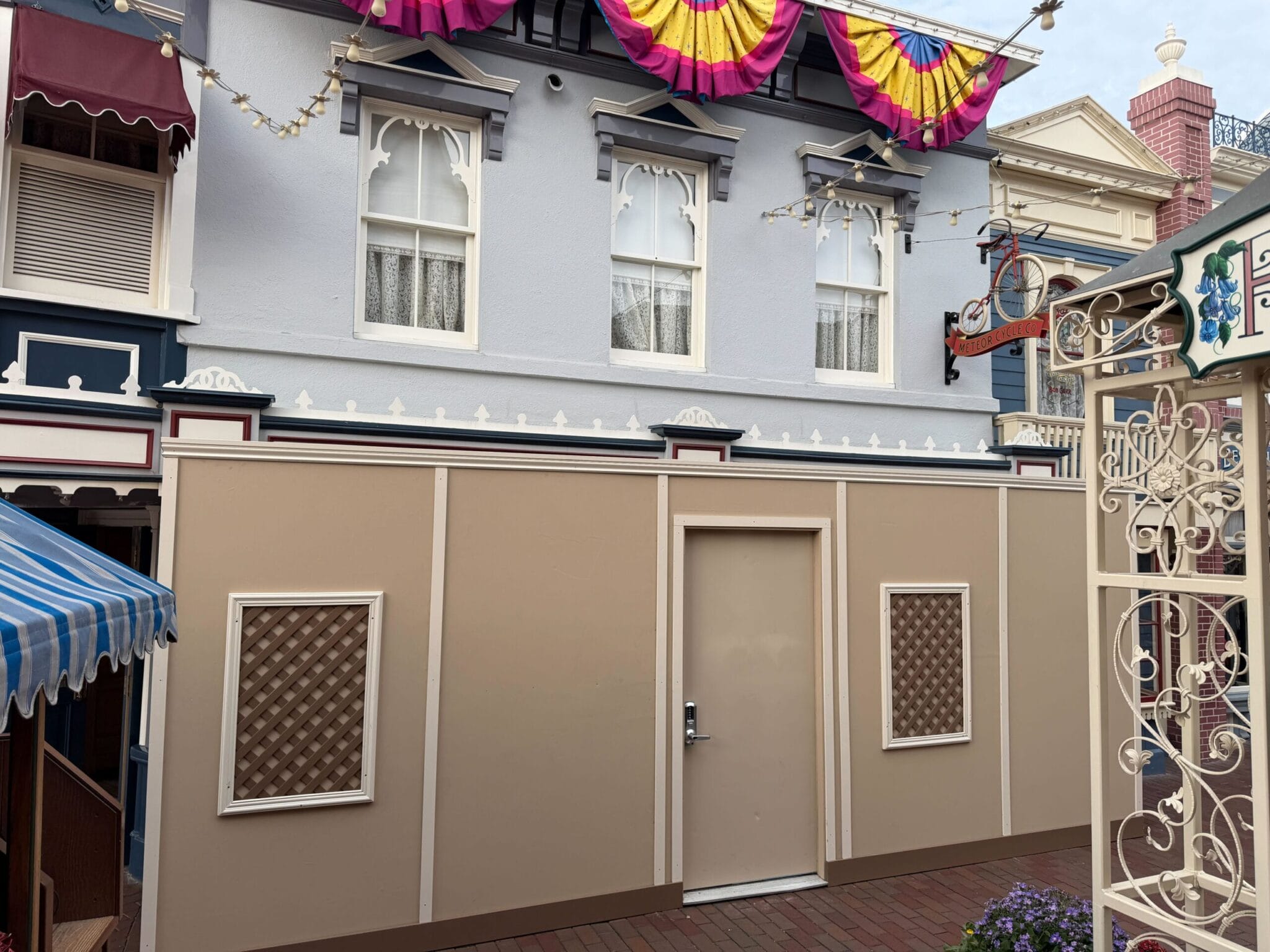 Disney Clothiers Exterior Refurbishment Underway at Disneyland - Disney ...