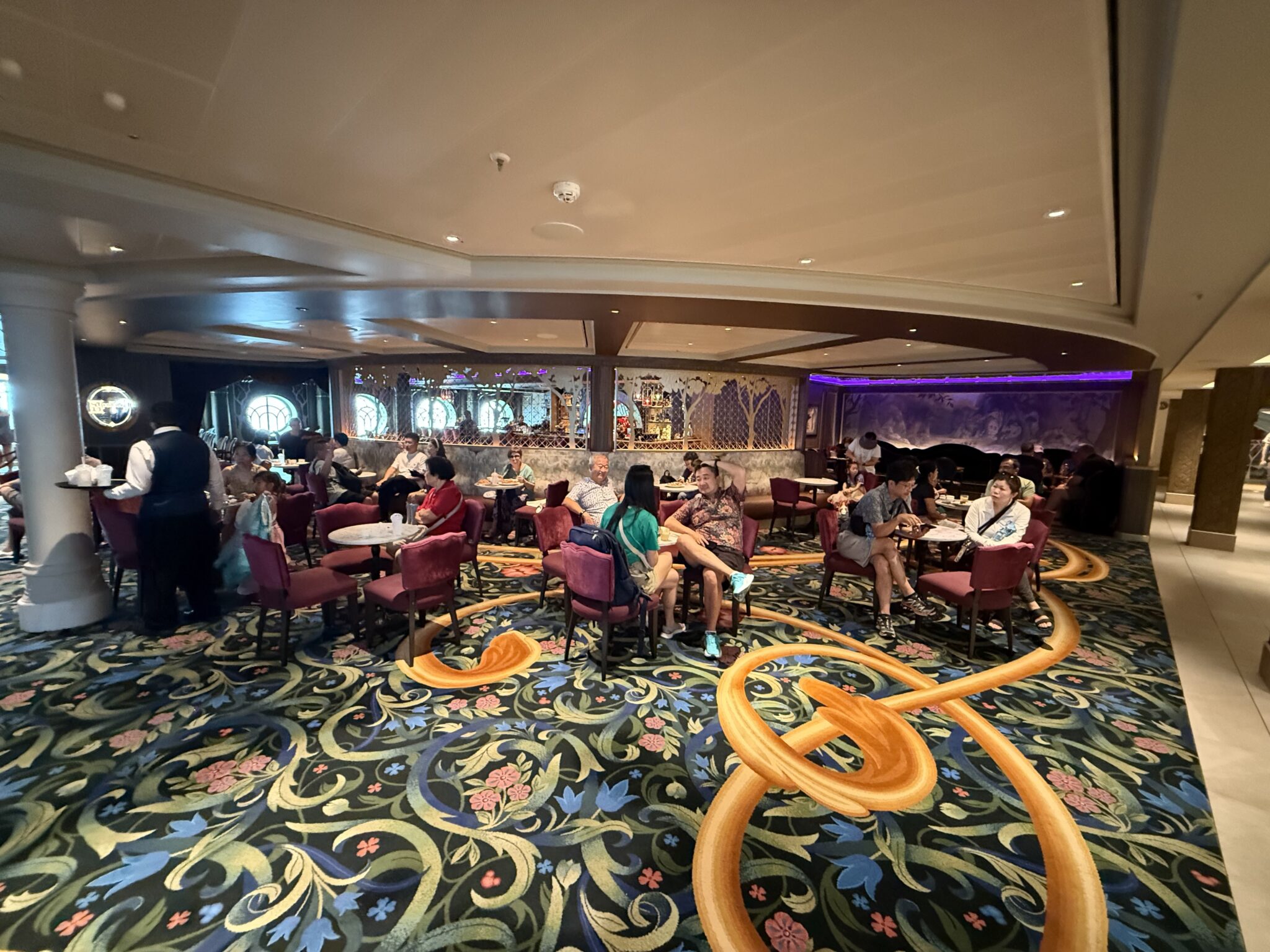 FULL TOUR & REVIEW: Evil Queen-Inspired Spellbound Lounge on the Disney ...