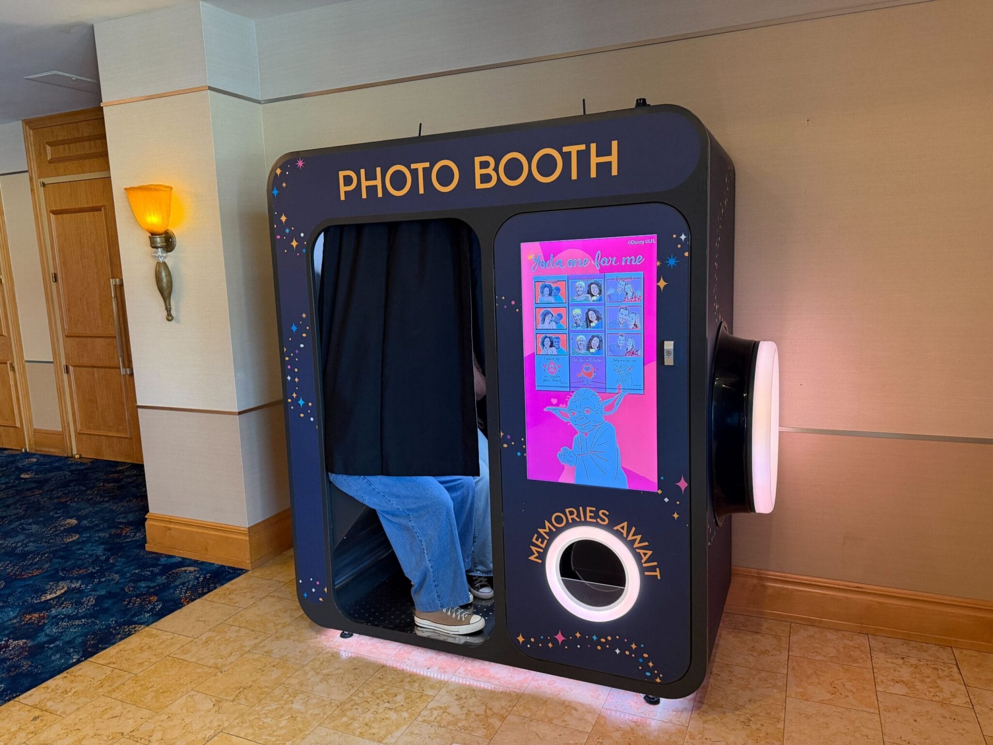 Valentine’s Day Topiary & Photo Booth Options at Disneyland Hotel ...