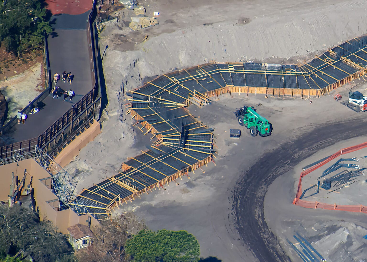 Aerial Piston Peak Photos Reveal Possible Ride Structure in Magic ...