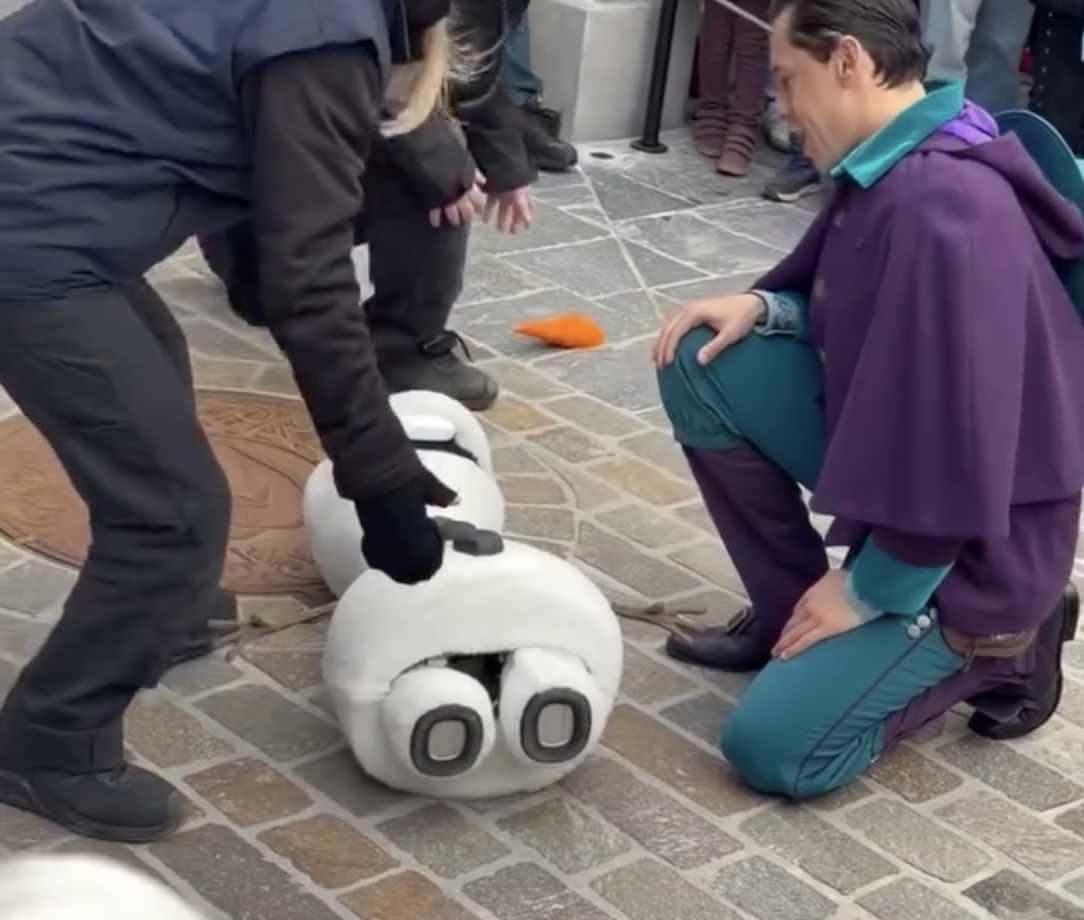 High Tech Olaf Suddenly Collapses Mid Performance and Goes Viral at ...
