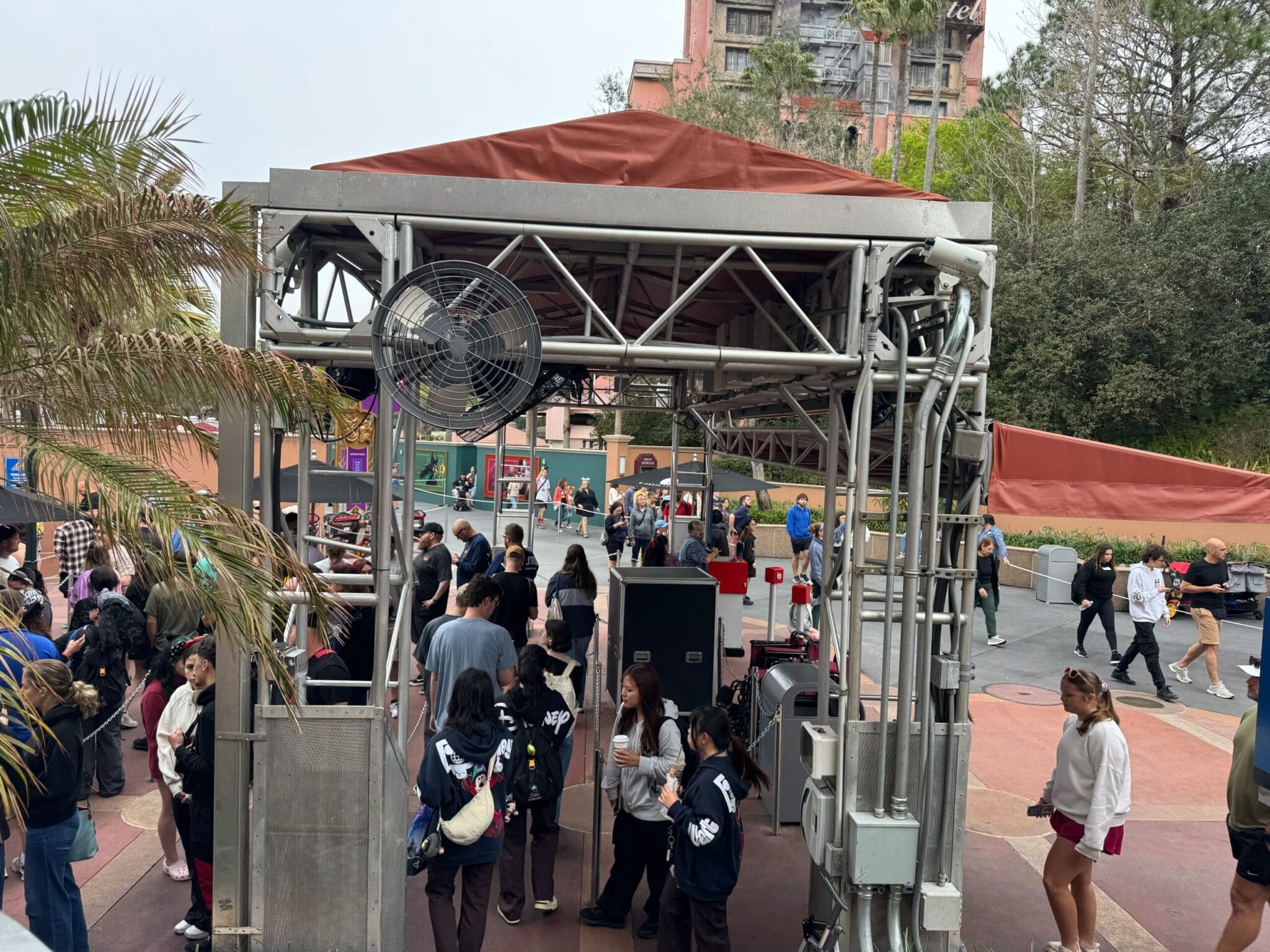 Rock ‘n’ Roller Coaster Currently Has the Longest Wait Time in All of ...