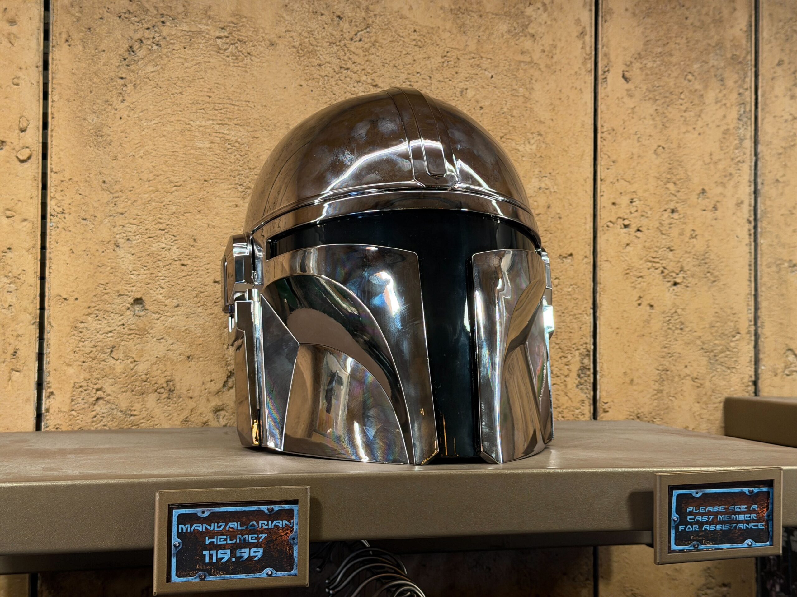 Darth Maul, Mandalorian & More Star Wars Merchandise Arrives at Dok ...