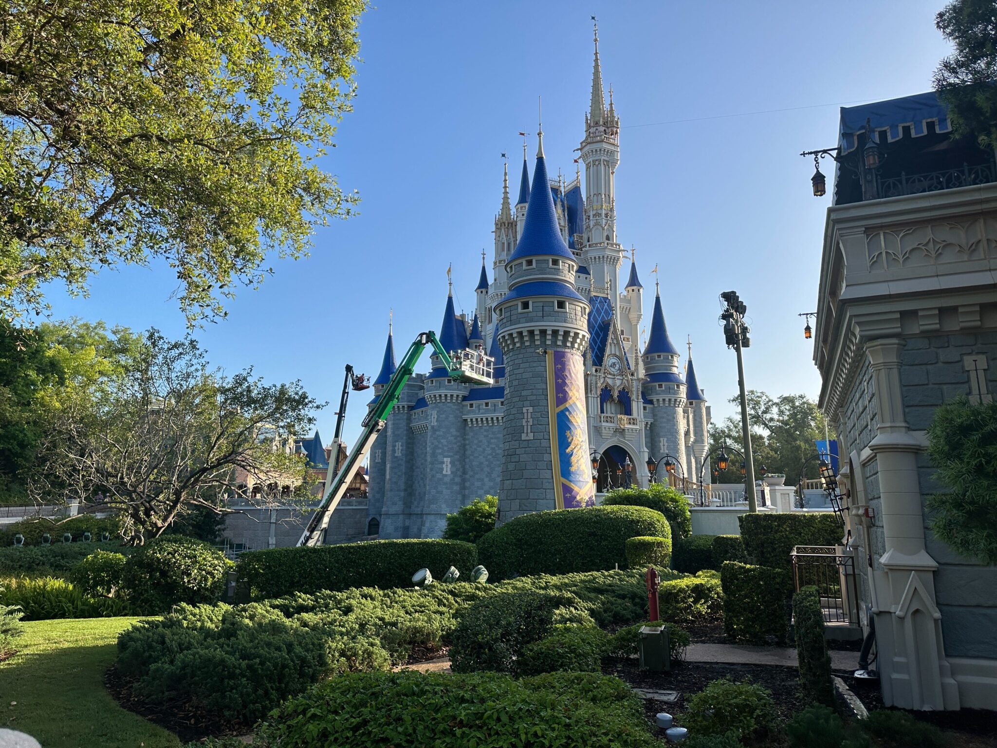 ‘Make it Blue!’ Cinderella Castle Tower Repainting Moves to Left Side ...