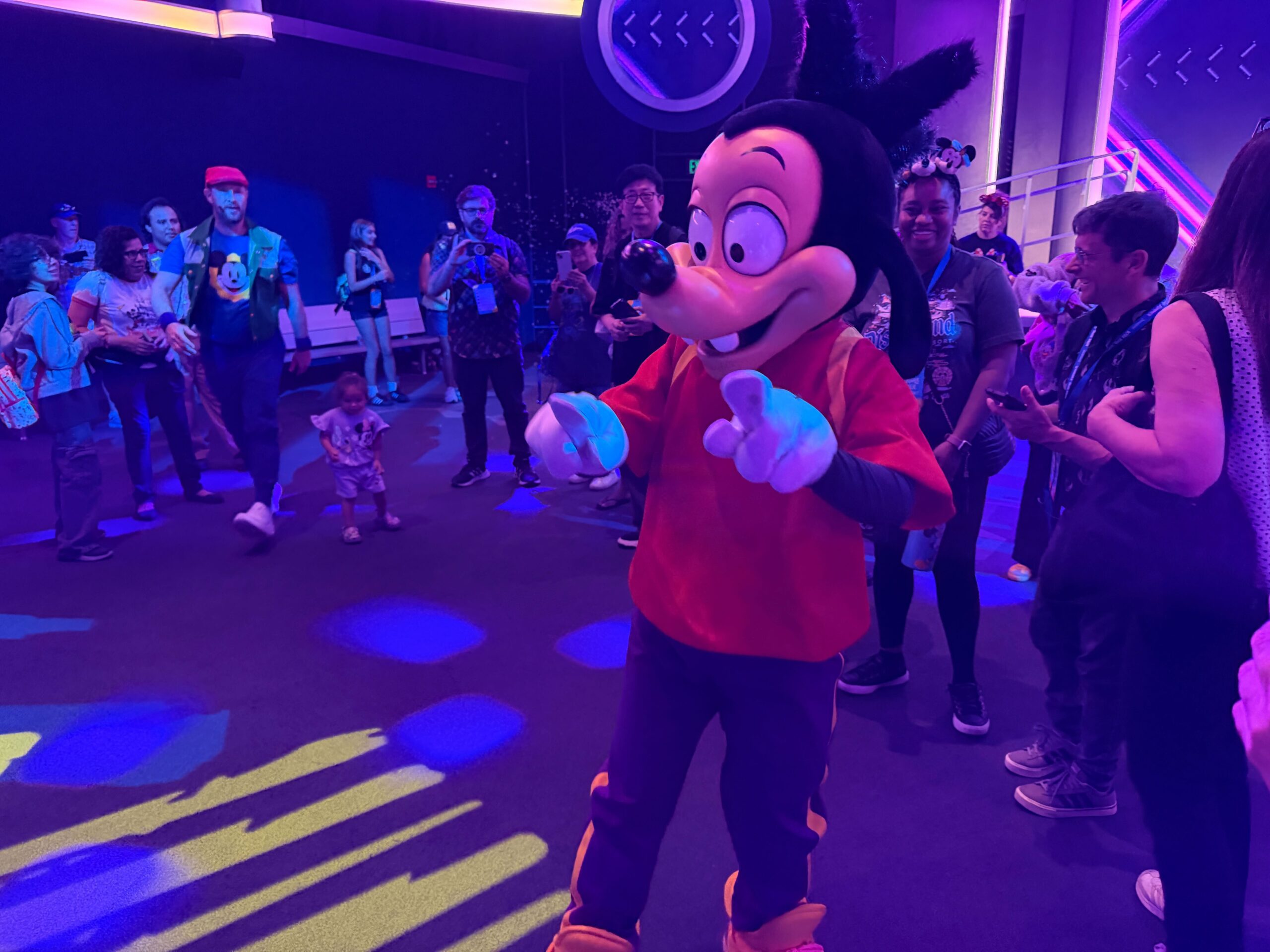 PHOTOS, VIDEO: Limited-Time Disney Friends Dance Party with Rare ...