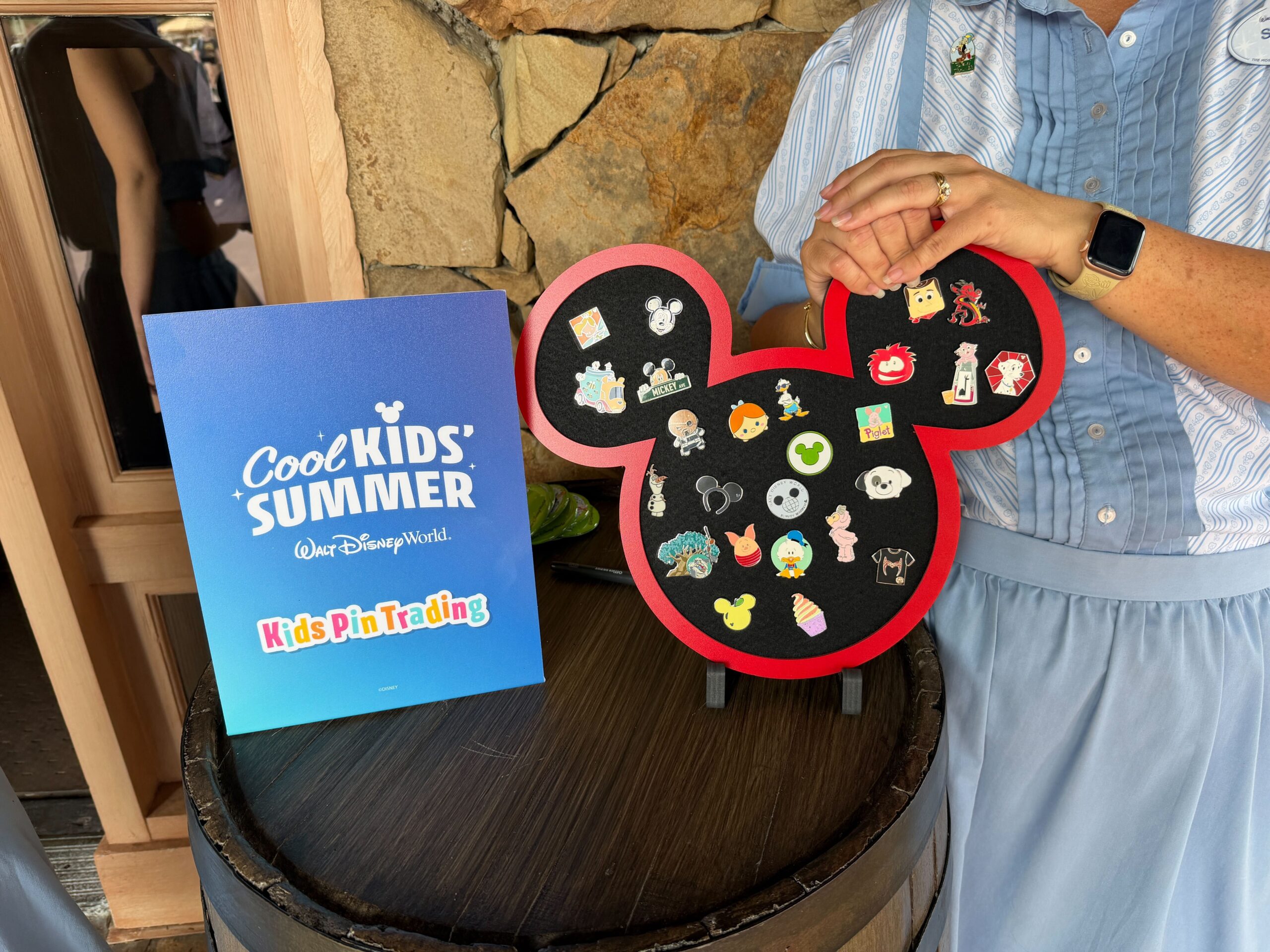 PHOTOS: Cool Kid's Summer Kids Pin Trading at Disney World, Adults Also ...
