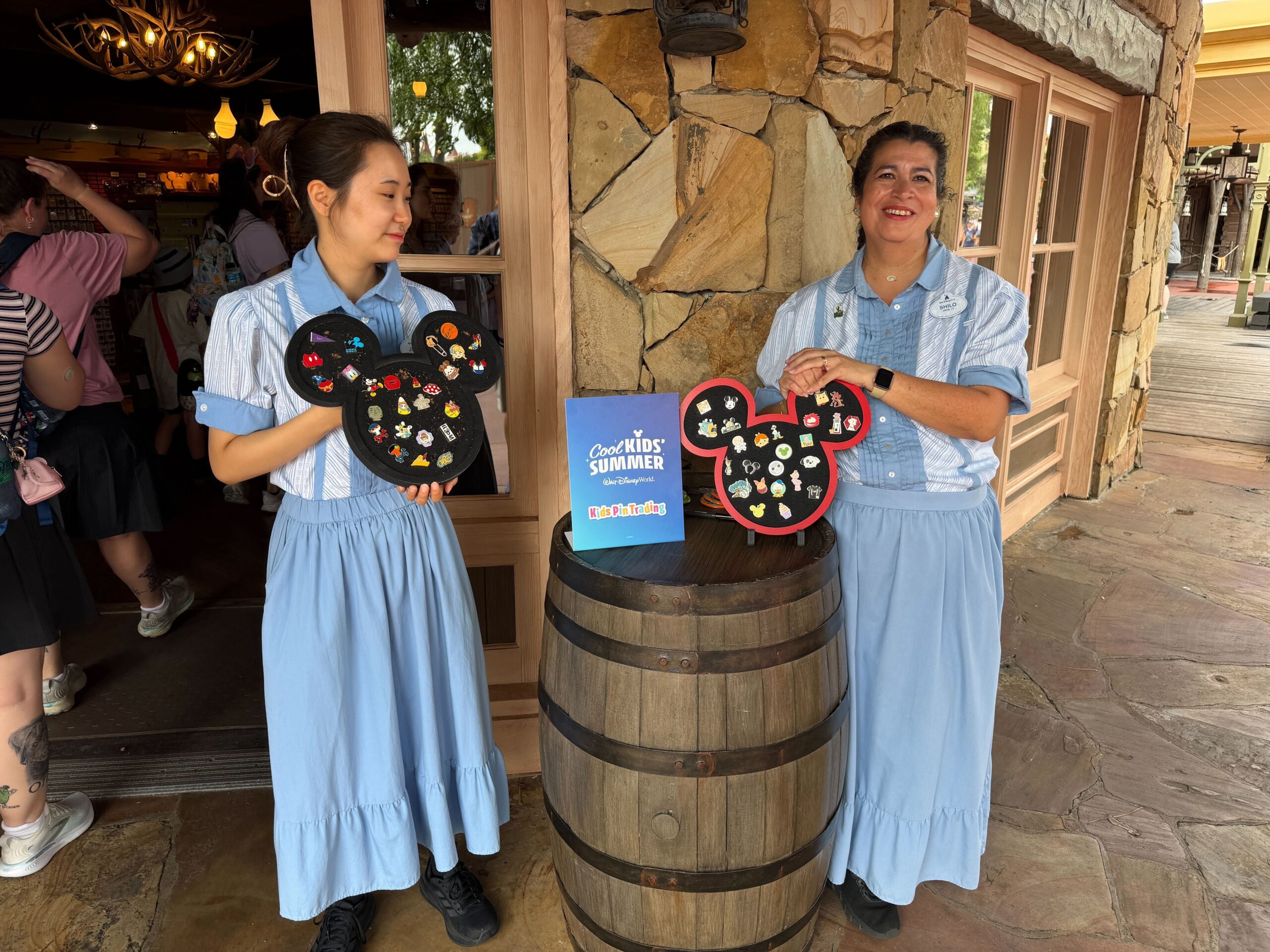 PHOTOS: Cool Kid's Summer Kids Pin Trading at Disney World, Adults Also ...